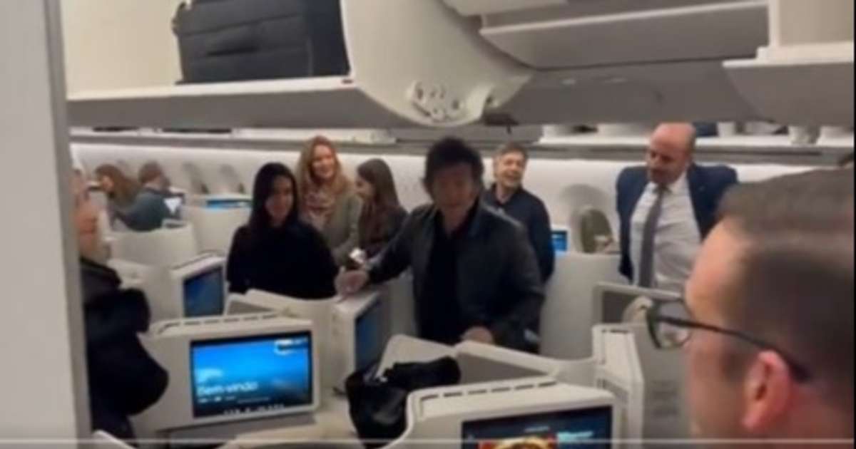 Video: Así recibieron los pasajeros a Javier Milei en el avión que ...