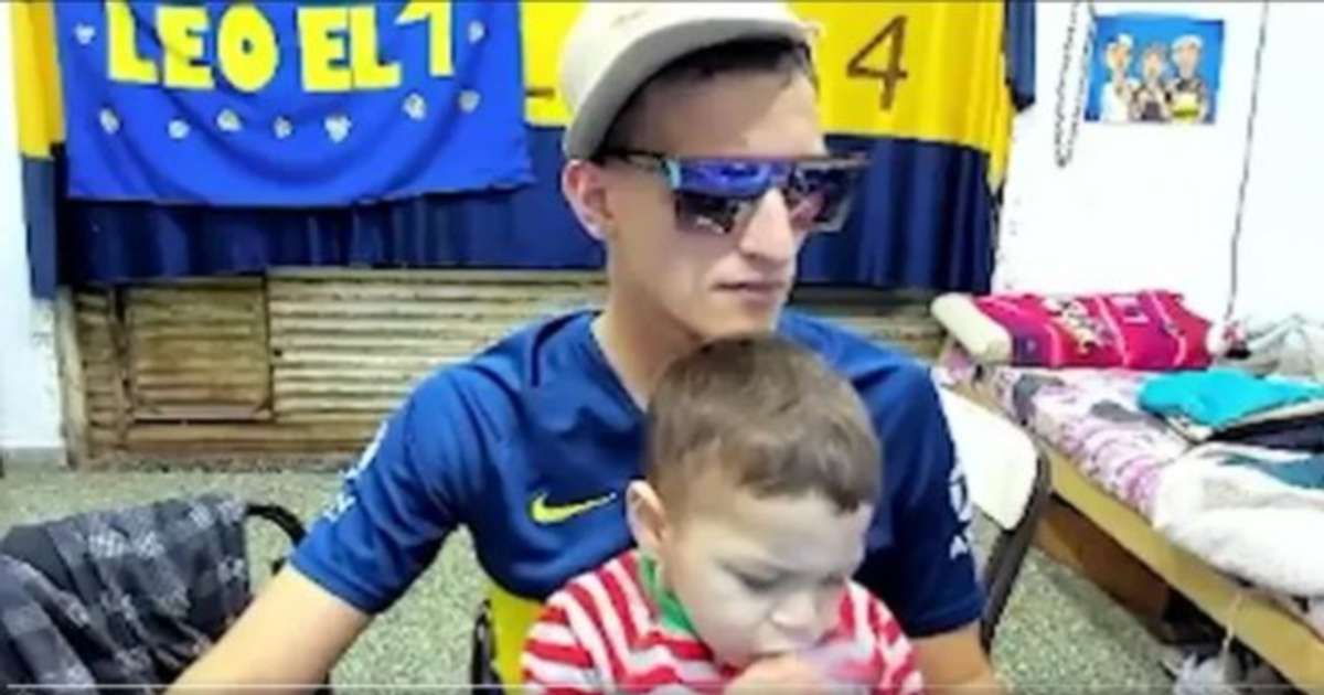 Un streamer quiso viralizar un video de su bebé fumando