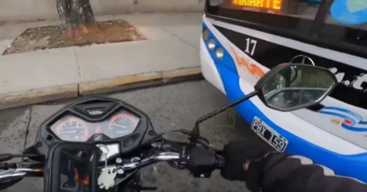 Un Motociclista Persiguió A Un Delincuente Recuperó El Celular Robado