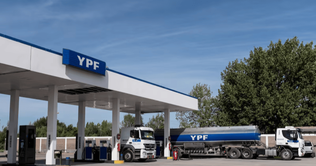 YPF anunció que se contempla bajar el costo de la nafta y el gasoil en octubre