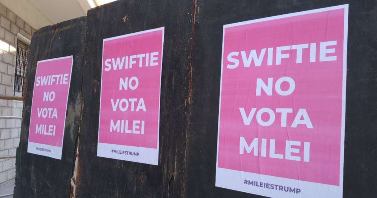 "Swiftie no vota Milei": Los carteles en las afueras de River en la ...